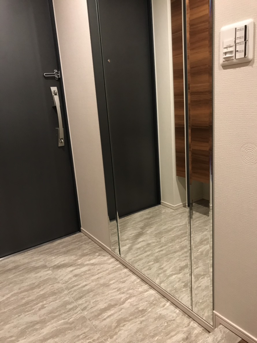 マンション玄関、鏡の施工例（3枚貼り） | 玄関・洗面、鏡の取り付けは、ミラーの専門店〈かがみ屋〉