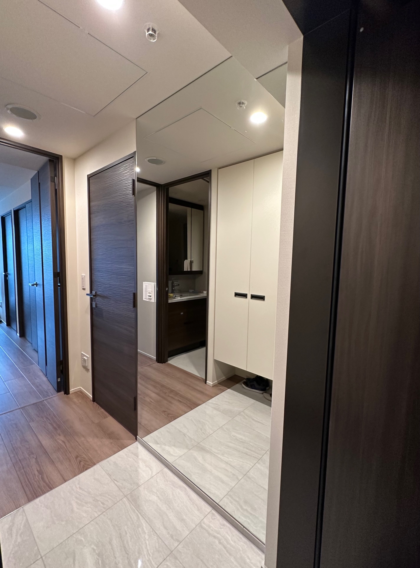 玄関 壁全面サイズの鏡 切り欠き スイッチ開口 | 玄関・洗面、鏡の取り付けは、ミラーの専門店〈かがみ屋〉